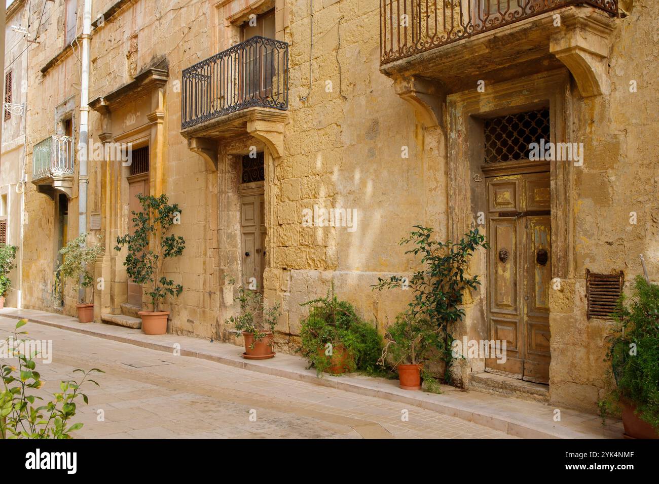 Old street in Birgu town on Malta Stock Photo - Alamy