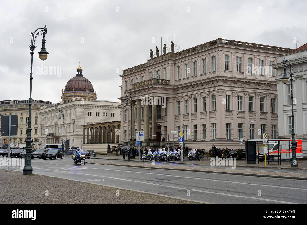 Volkstrauertag mit der Staatsspitze an der Neuen Wache Berlin ...