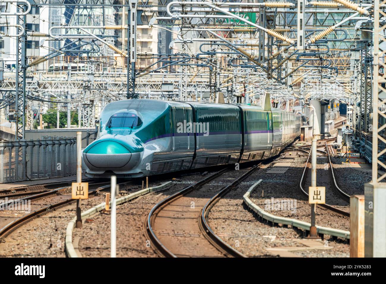 Japanese E5 series Shinkansen bullet train approaching Tokyo station ...