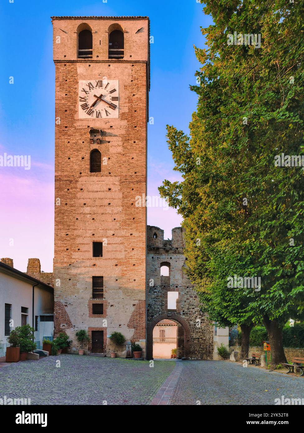 Medieval italian architecture hi-res stock photography and images - Alamy