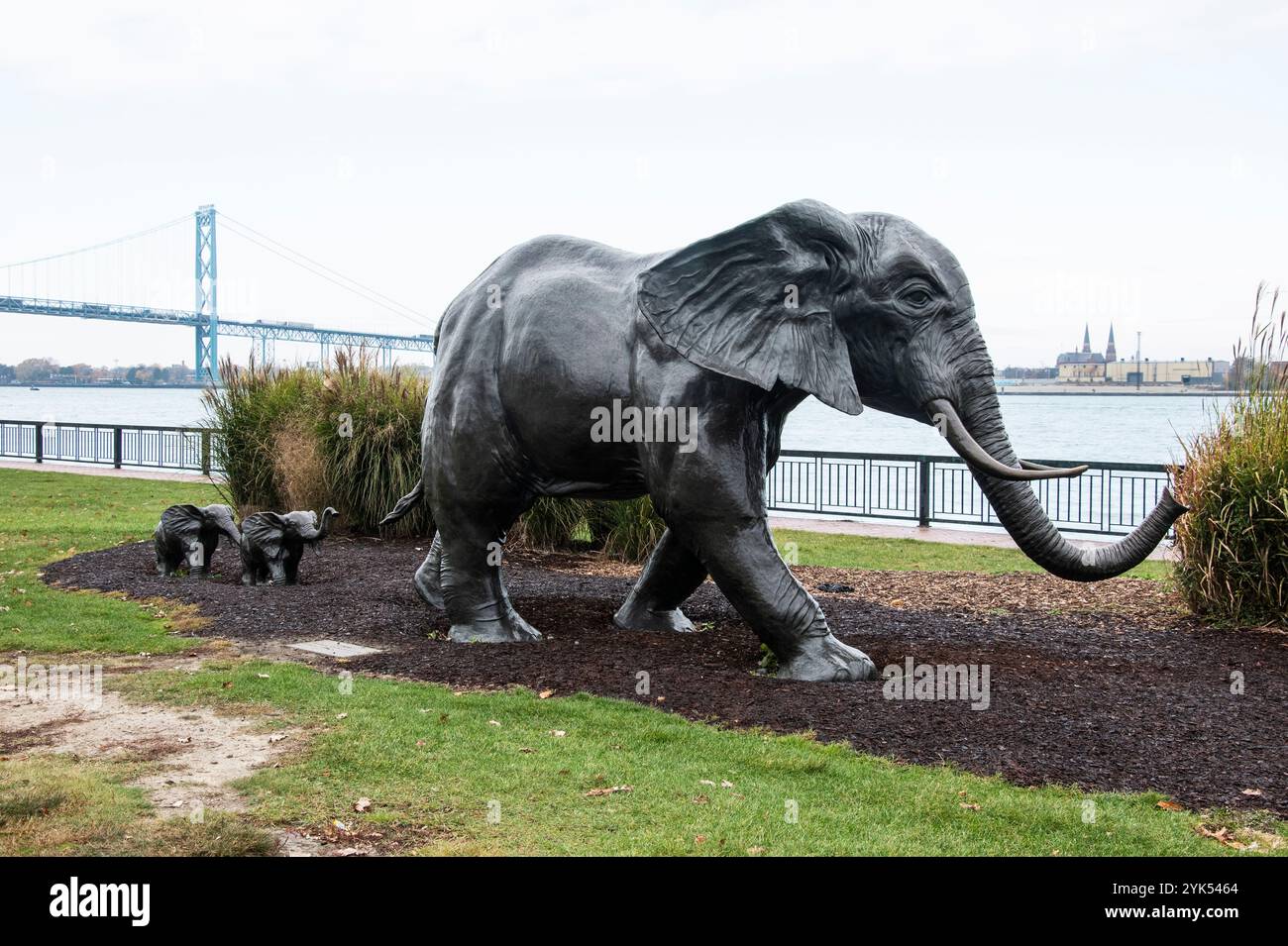 Elephant garden sculpture hi-res stock photography and images - Alamy
