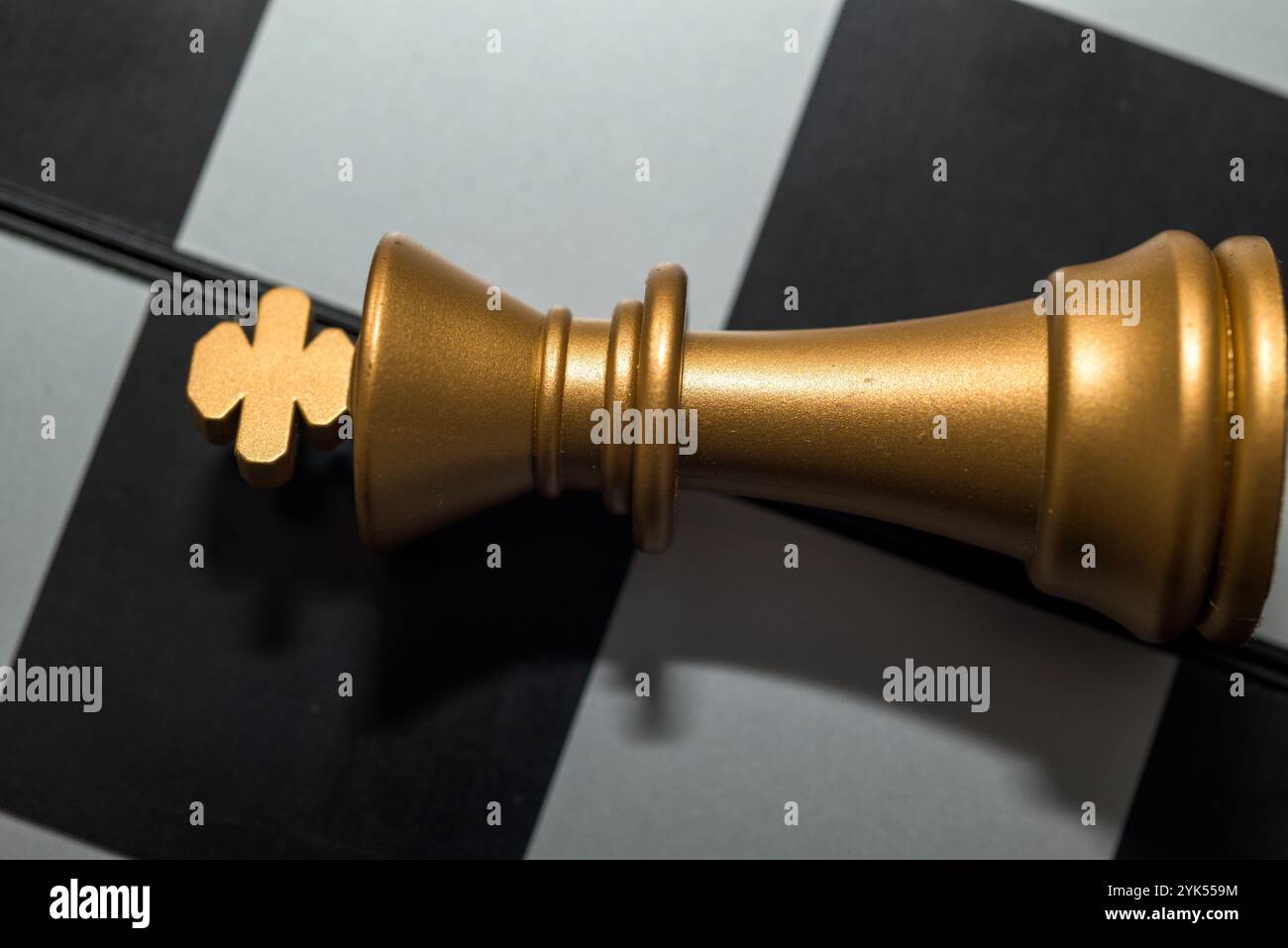 Fallen chess piece hi-res stock photography and images - Alamy