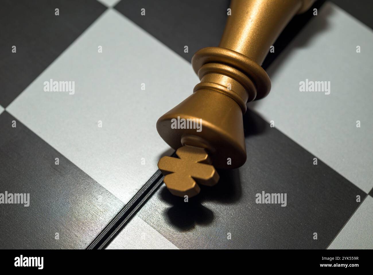 Fallen queen chess piece hi-res stock photography and images - Alamy