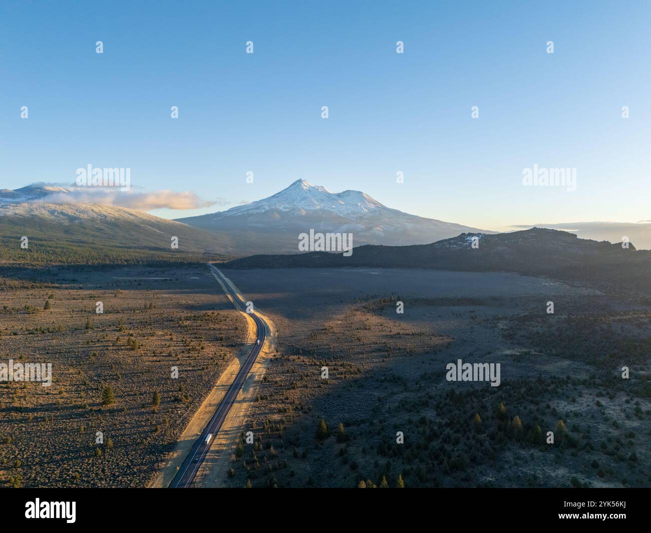 Mount shasta california aerial hi-res stock photography and images - Alamy