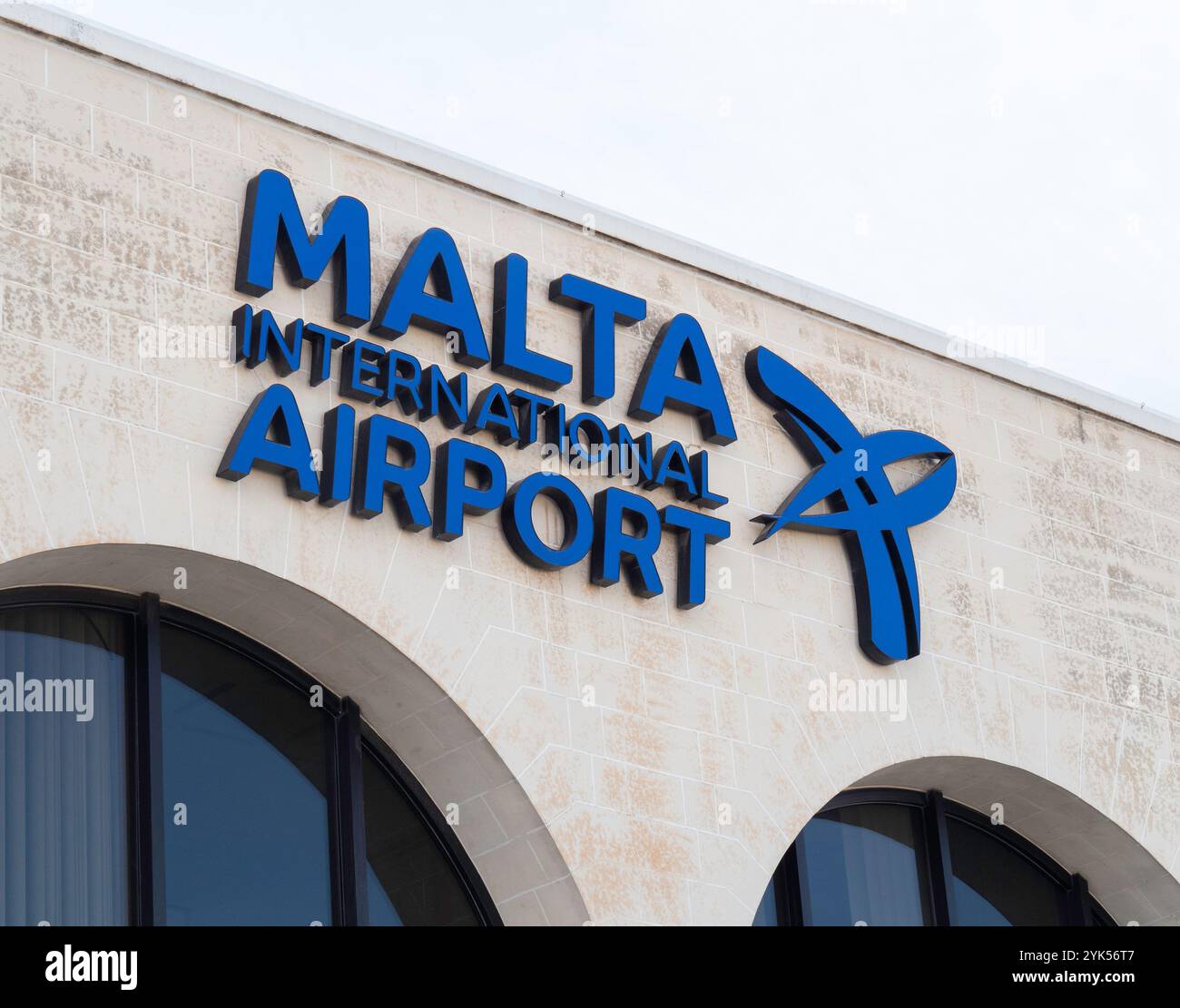 International airport signage hi-res stock photography and images - Alamy