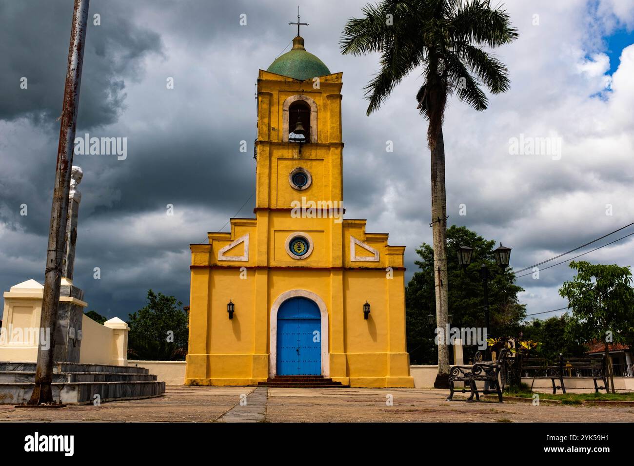 Charming yellow colonial building hi-res stock photography and images ...