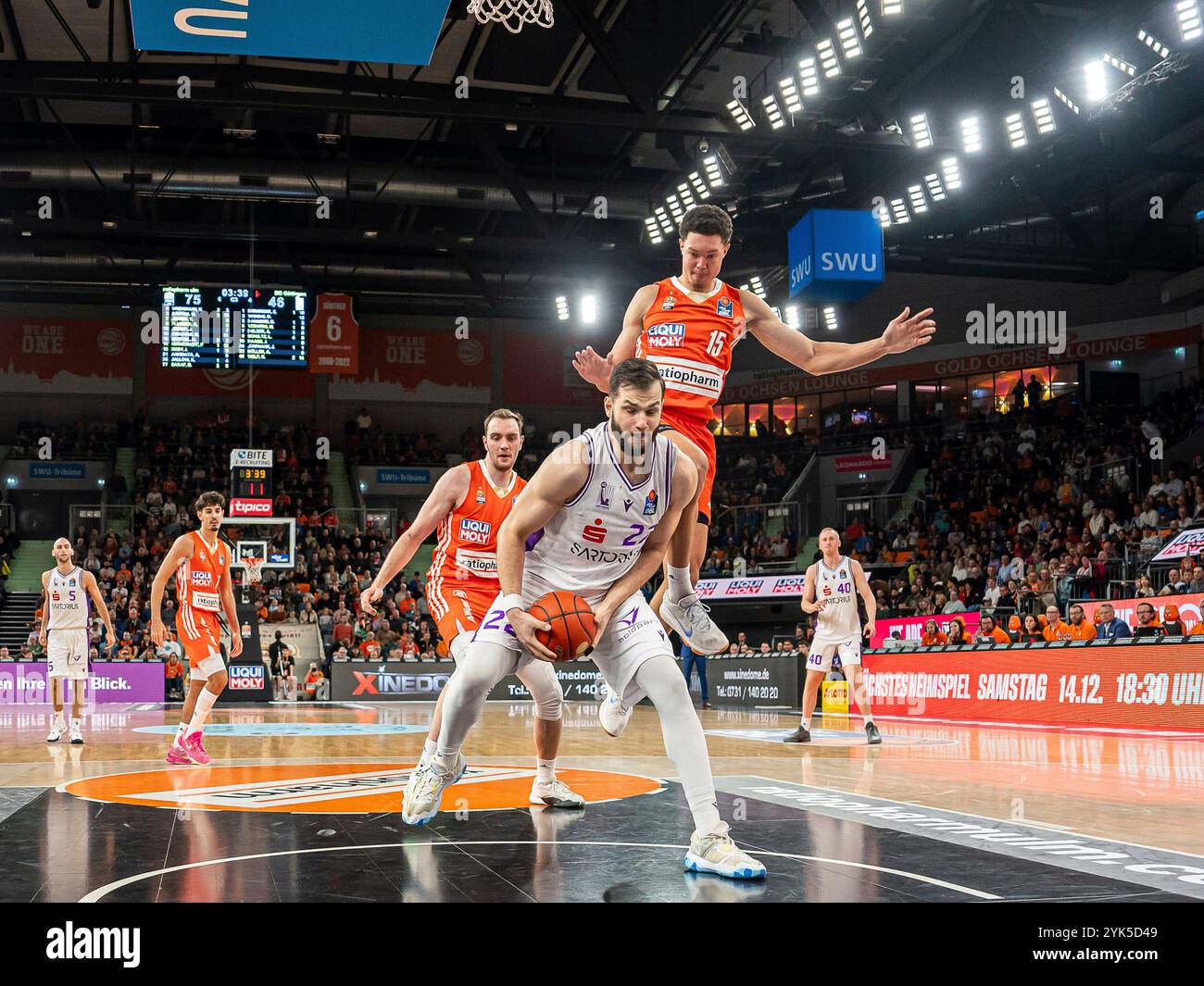 Alexander Moeller (BG Goettingen, #22) gegen Isaiah Roby (Ratiopharm ...