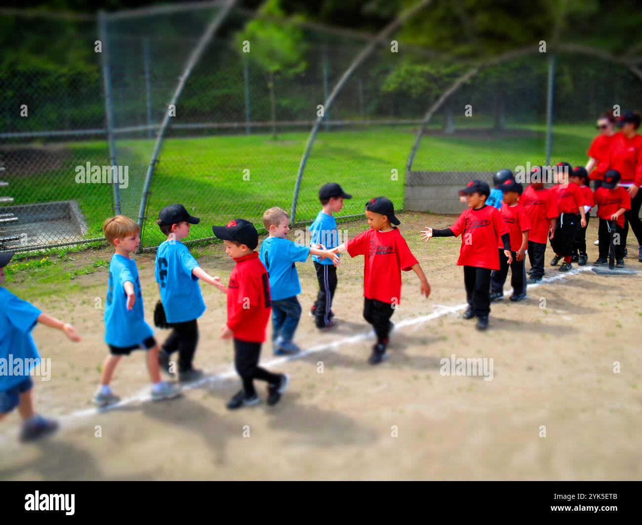 Children shaking hands hi-res stock photography and images - Alamy