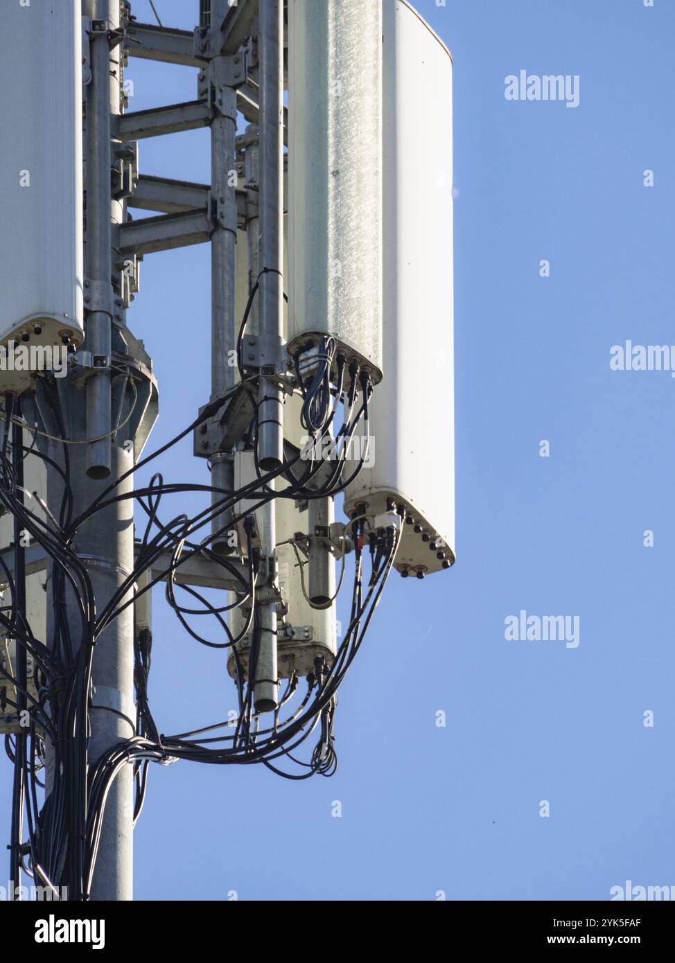 Wiring masts hi-res stock photography and images - Alamy