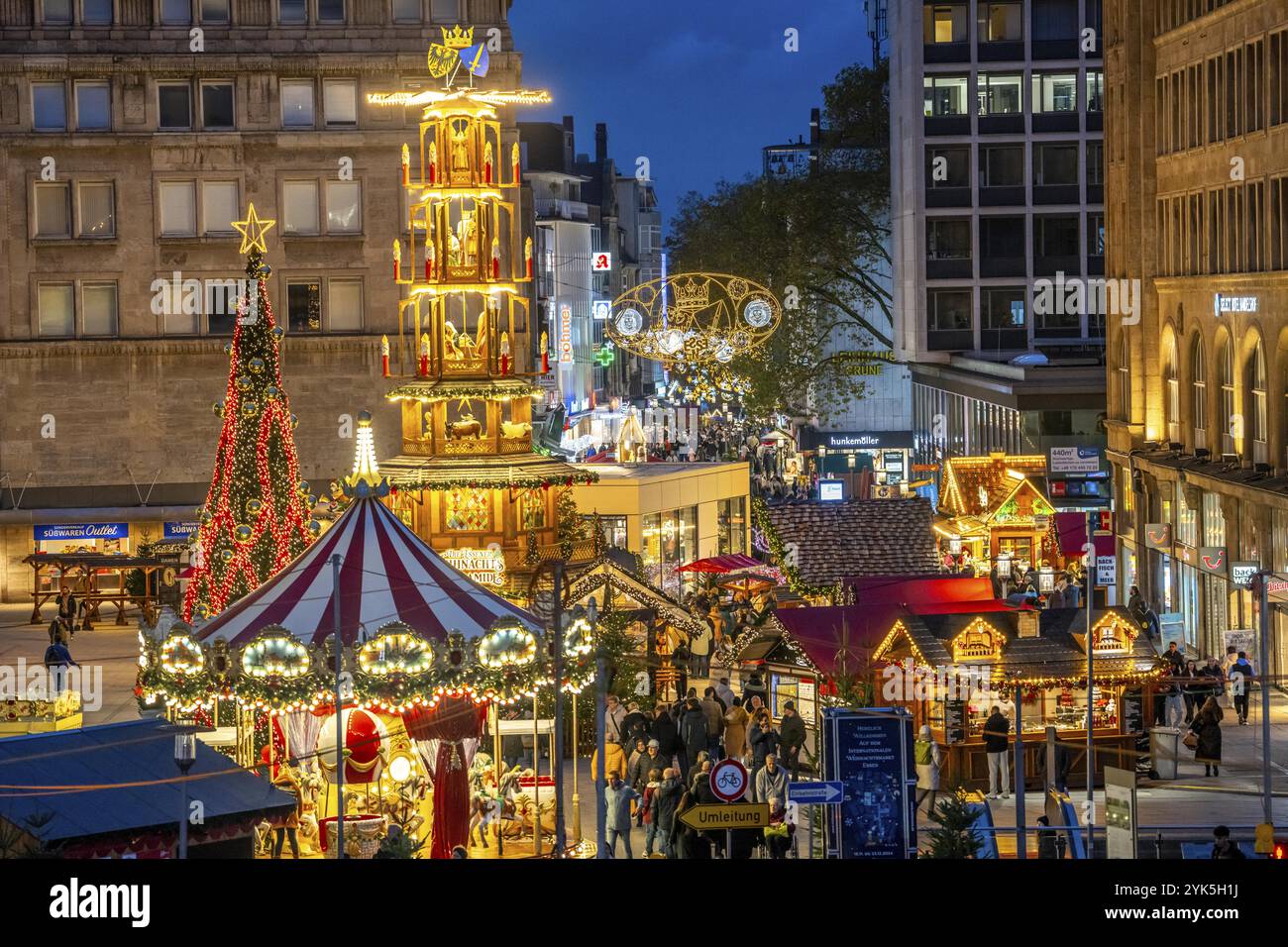 Pre-Christmas season, Christmas market in the city centre of Essen ...