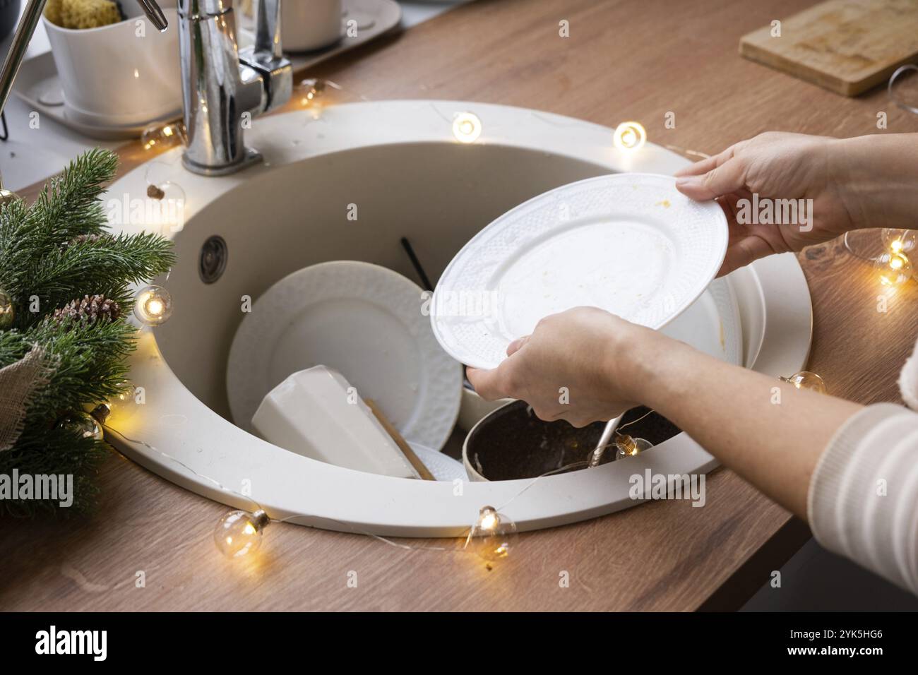 Cleaning up after guests hi-res stock photography and images - Alamy