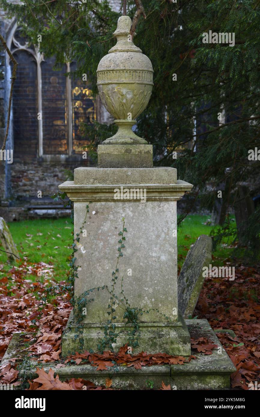 Graveyard ground cover hi-res stock photography and images - Alamy