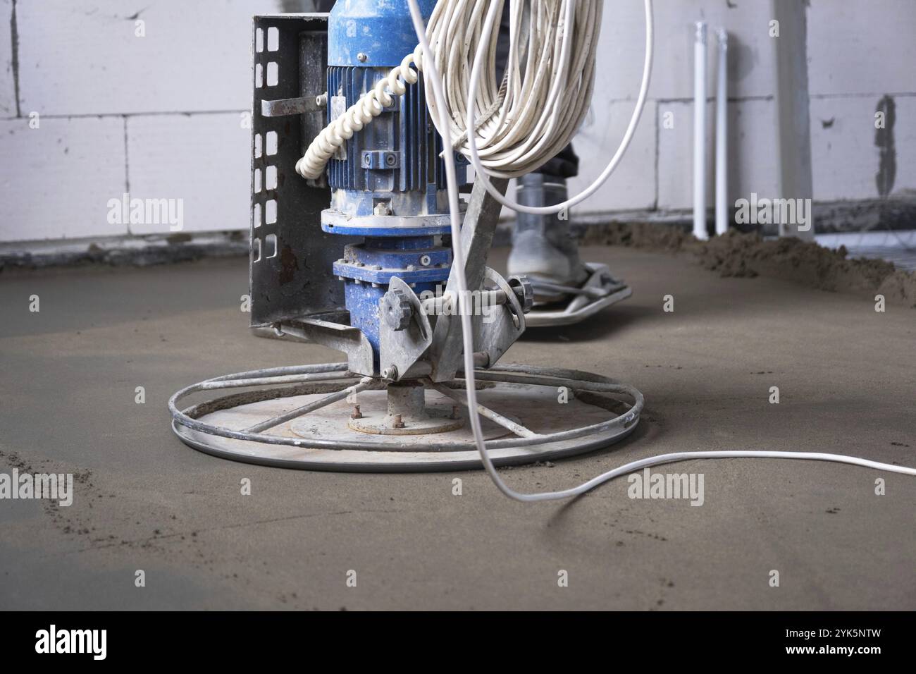 Ramming and grinding of semi-dry floor screed by a machine with a ...