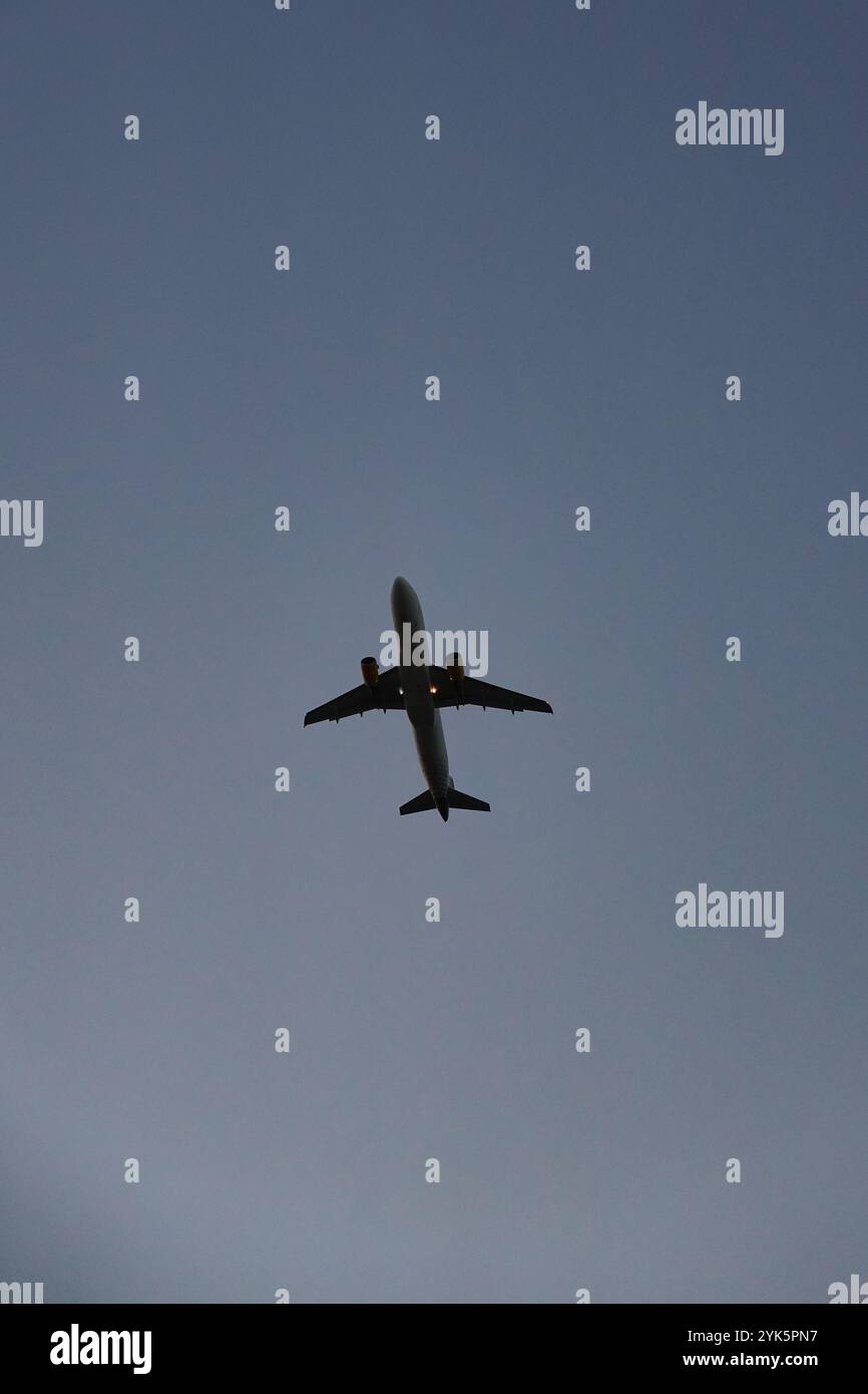 Airplane seen from below hi-res stock photography and images - Alamy