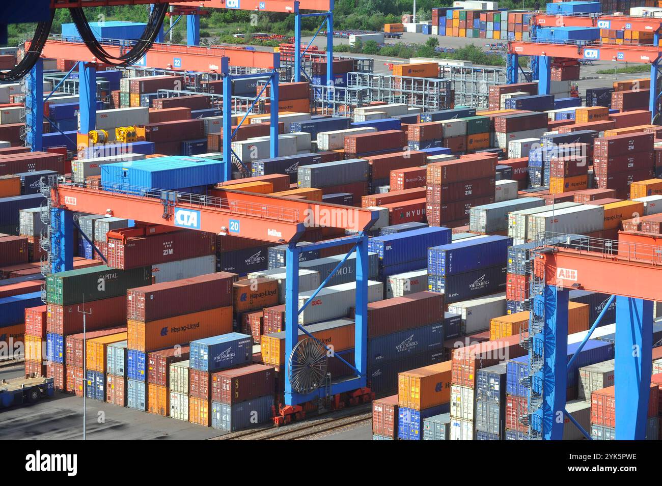 Hamburg 13.06.2012 Hafen Elbvertiefung Containerschifffahrt LKW CTA ...