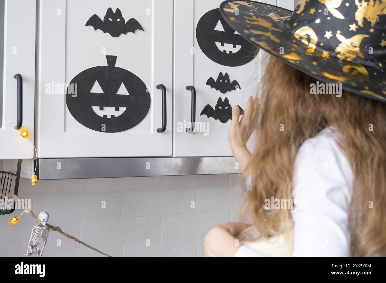 Girl child construction costume hi-res stock photography and images - Alamy