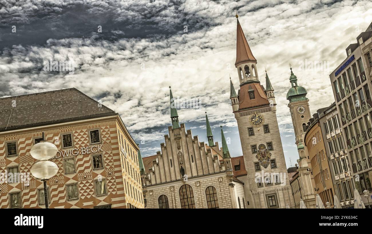 New Town Hall, 19th Century Gothic Revival Style, Marienplatz, Munich ...