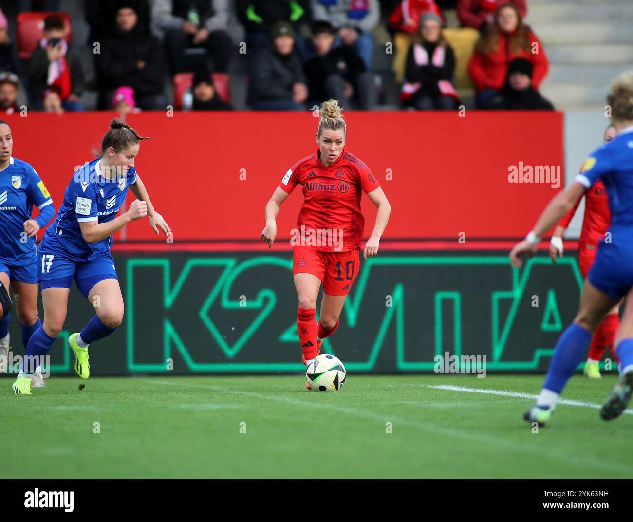 Linda dallmann fc bayern munchen mit ball hi-res stock photography and ...