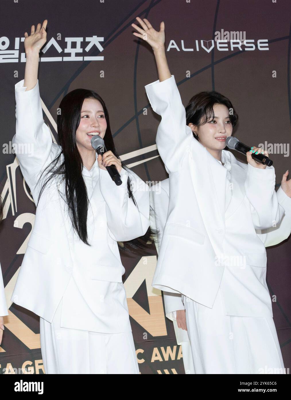 Incheon, South Korea. 16th Nov, 2024. (L to R) South Korean singer ...