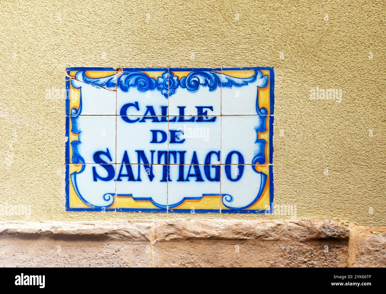 Street scene tiles location hi-res stock photography and images - Alamy