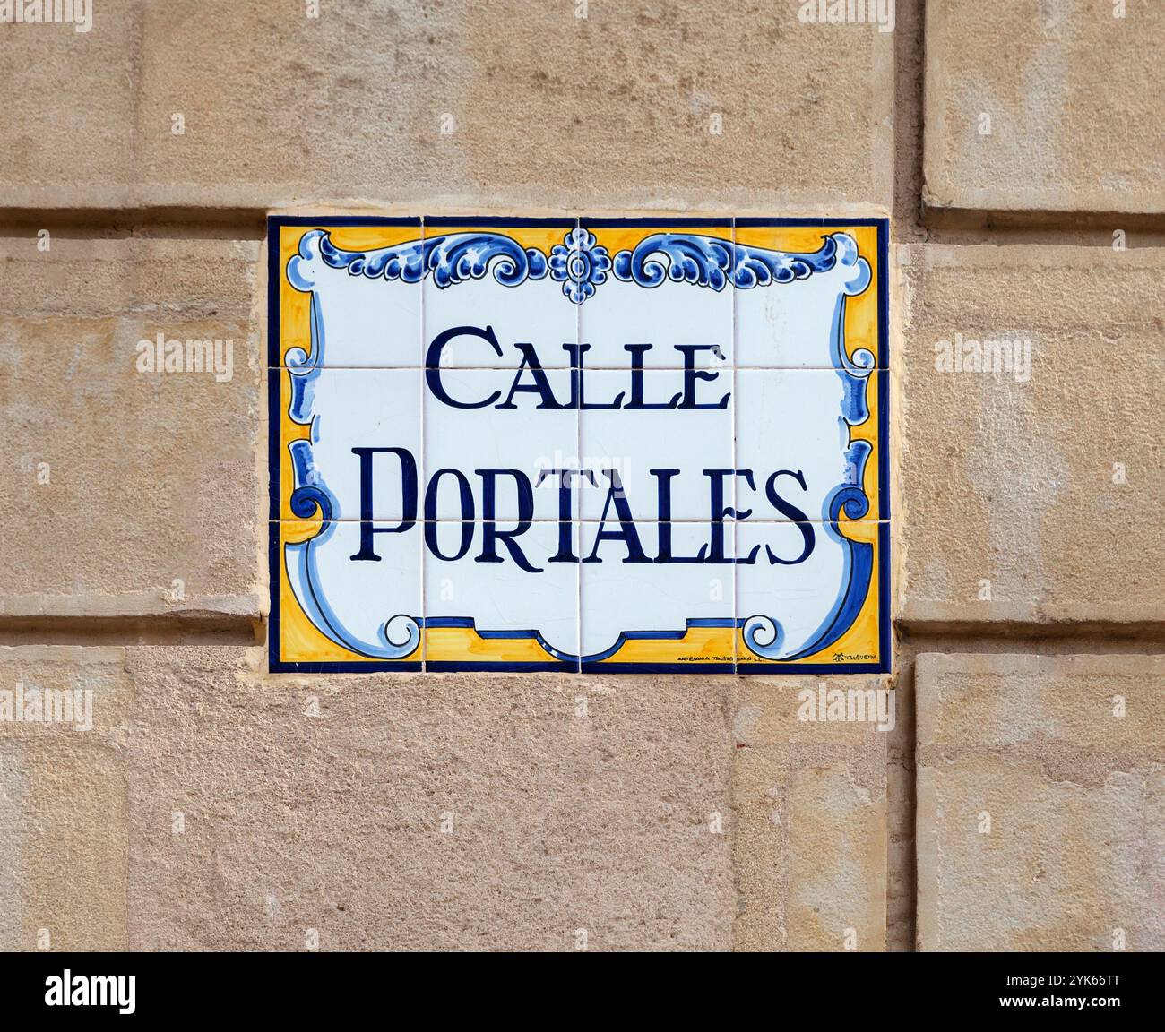 Street scene tiles location hi-res stock photography and images - Alamy