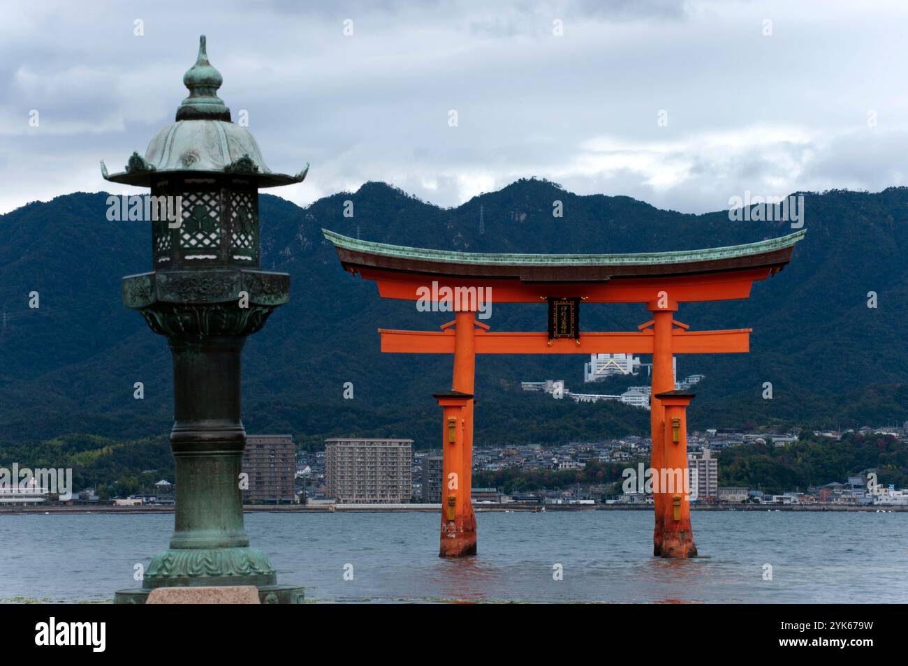 Famous floating torii shrine gate at Itsukushima Jinja Shinto shrine on ...