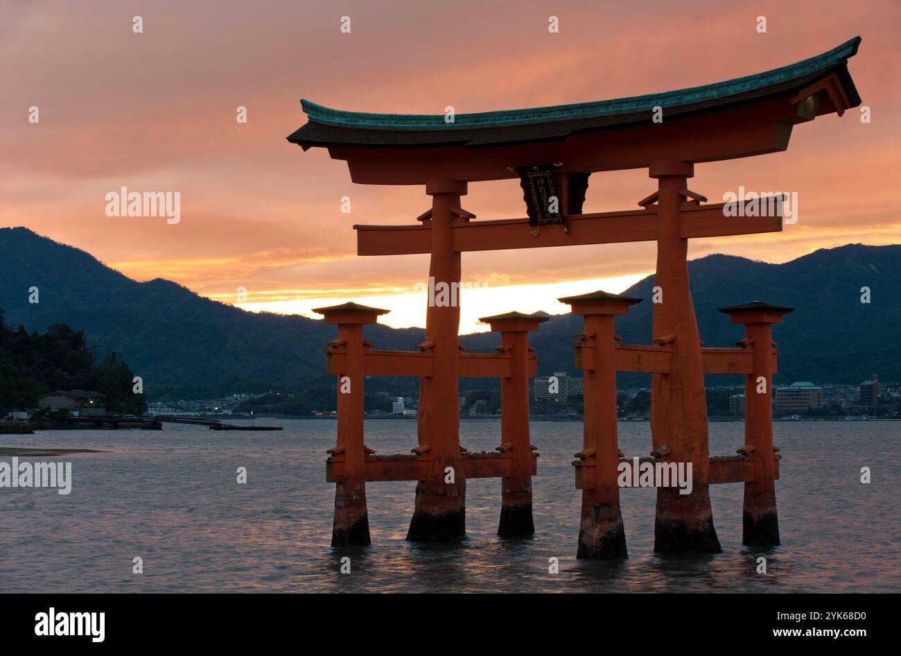 Famous floating torii shrine gate at Itsukushima Jinja Shinto shrine on ...