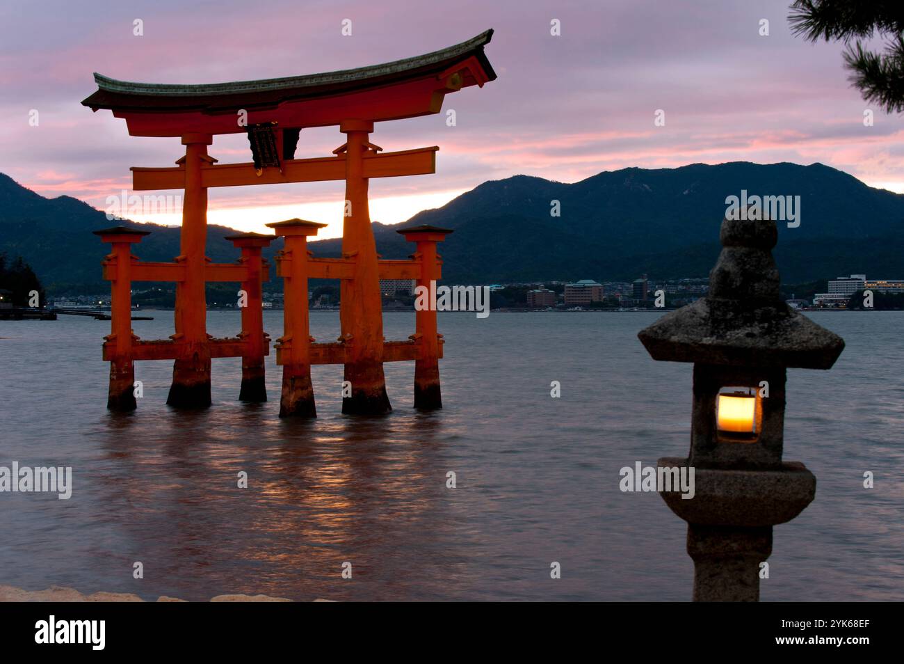 Famous floating torii shrine gate at Itsukushima Jinja Shinto shrine on ...