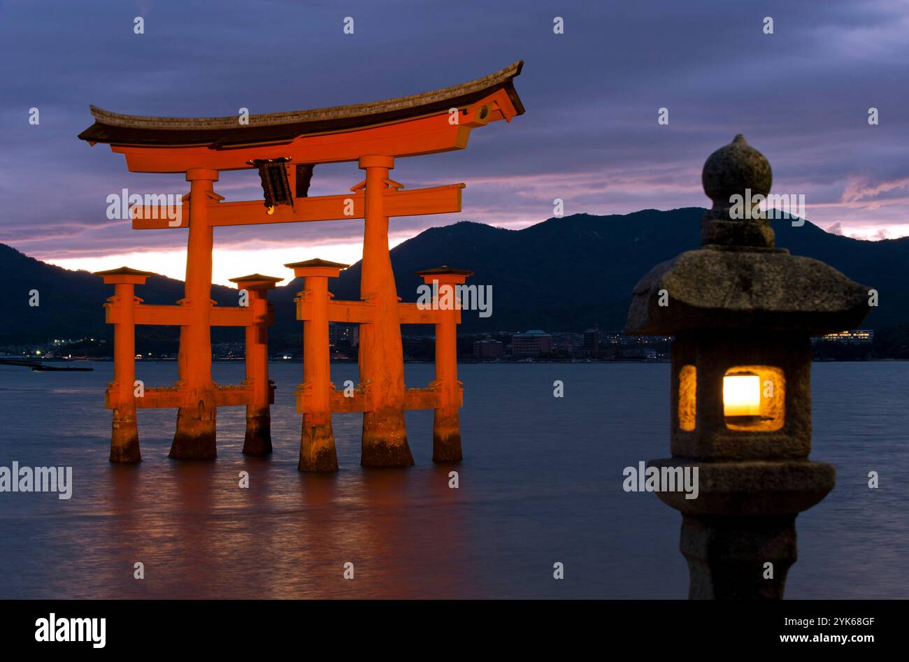 Famous floating torii shrine gate at Itsukushima Jinja Shinto shrine on ...