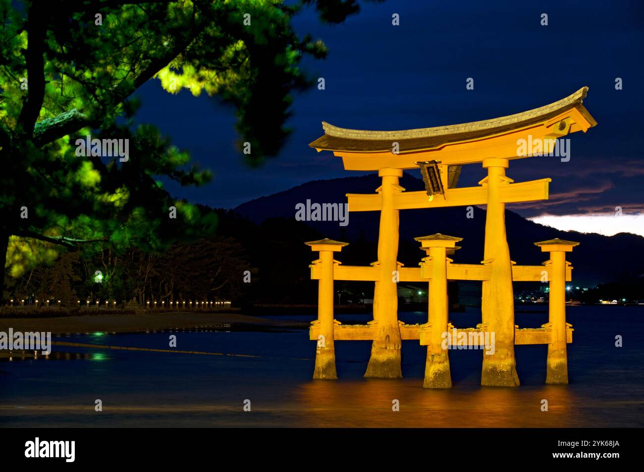 Famous floating torii shrine gate at Itsukushima Jinja Shinto shrine on ...