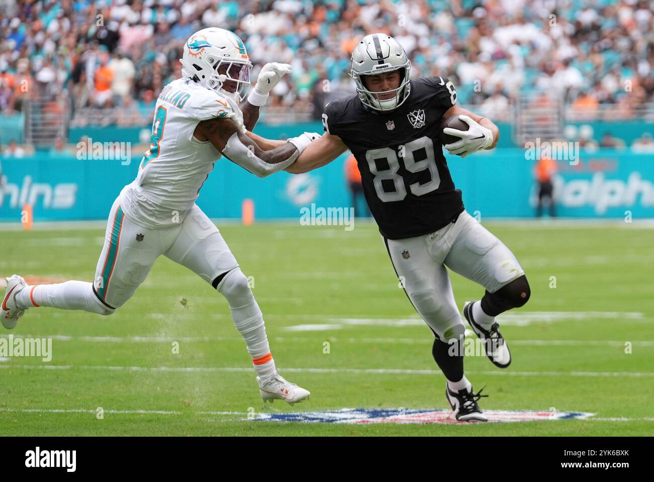 Miami Dolphins safety Jevon Holland (8) grabs Las Vegas Raiders tight ...