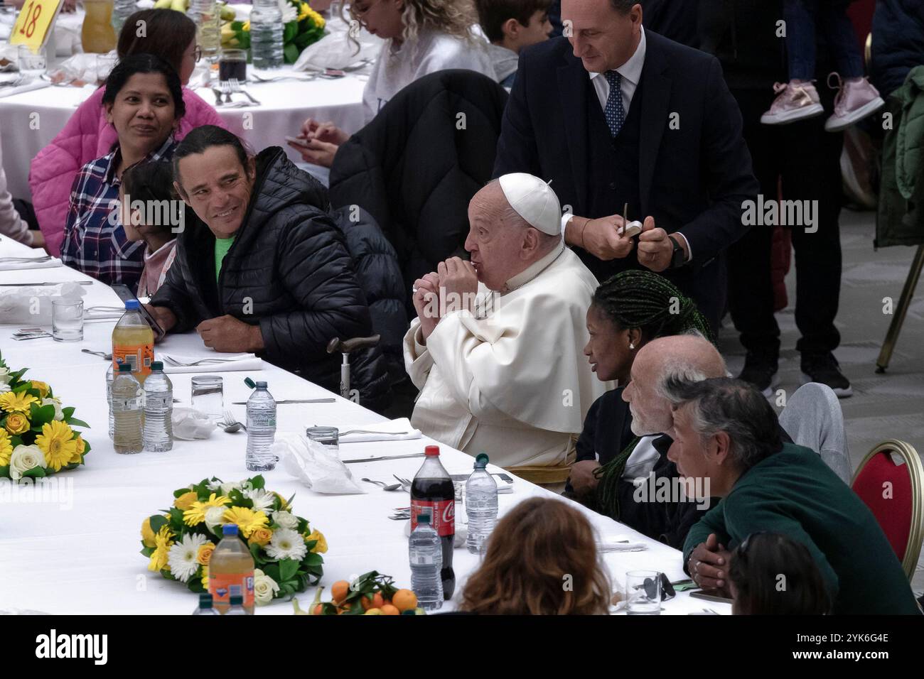 Pope francis has lunch with the poor hi-res stock photography and ...