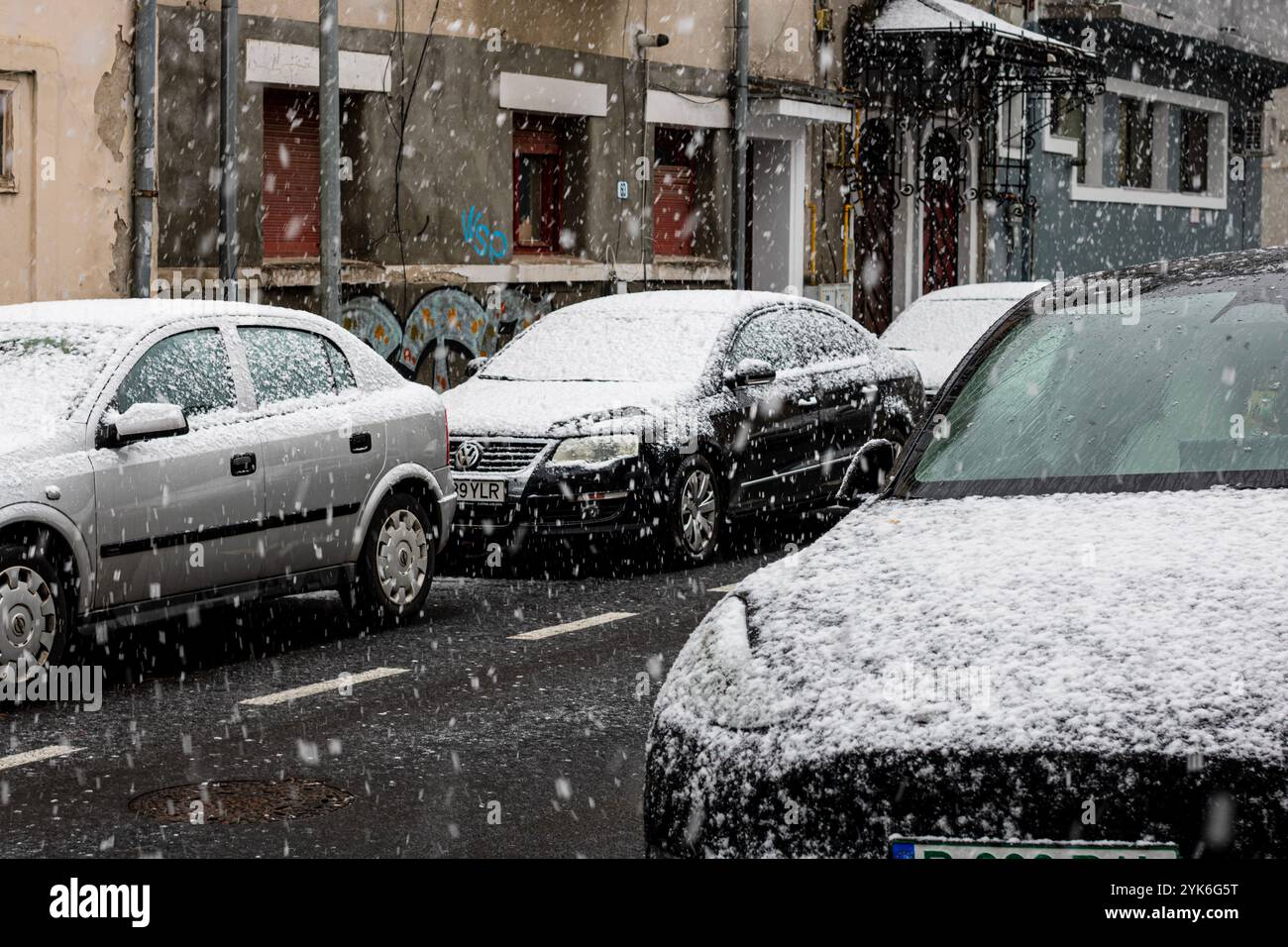 Winter roads and snow on cars after snowfall. Winter urban scene Stock ...