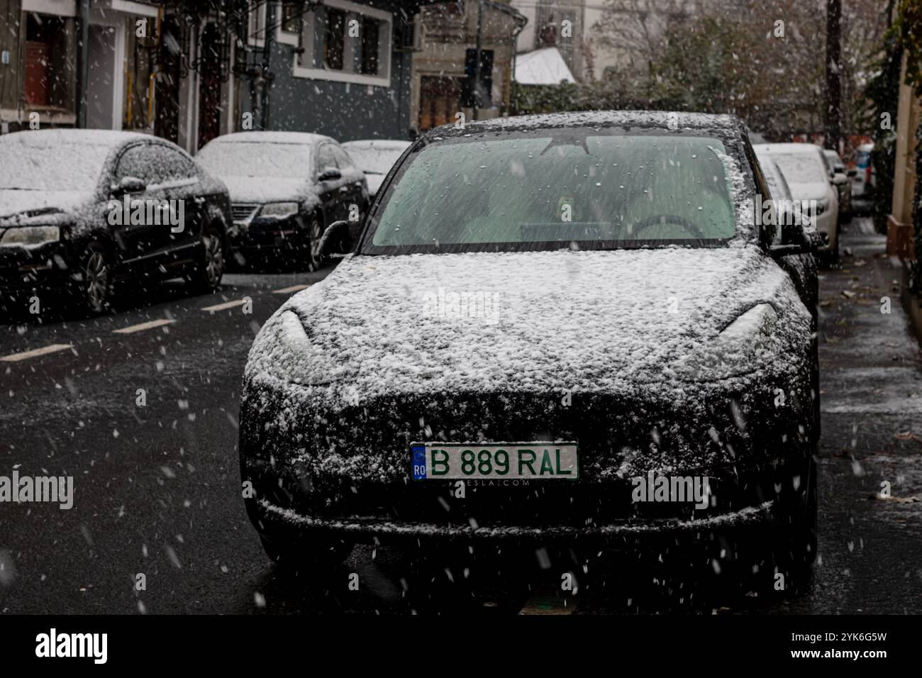 Winter roads and snow on cars after snowfall. Winter urban scene Stock ...