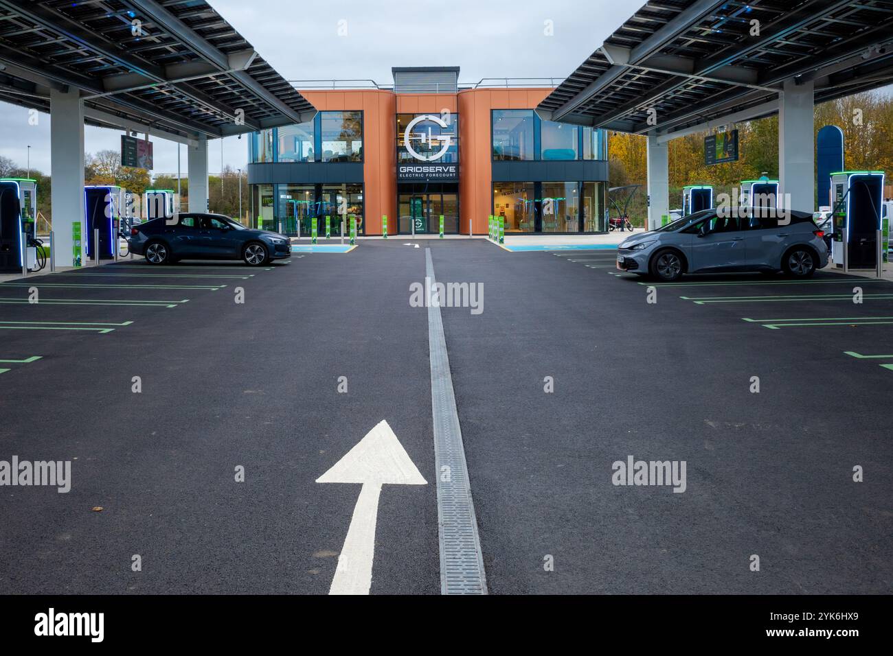 Roadside motorway service station hi-res stock photography and images ...