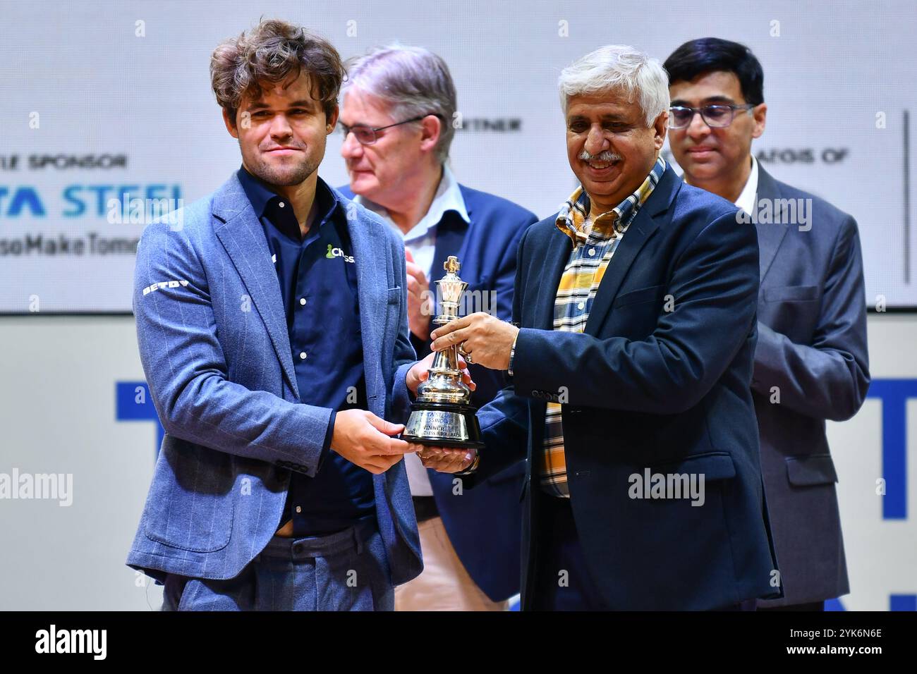 Kolkata, India. 17th Nov, 2024. Norwegian GM Magnus Carlsen receives ...