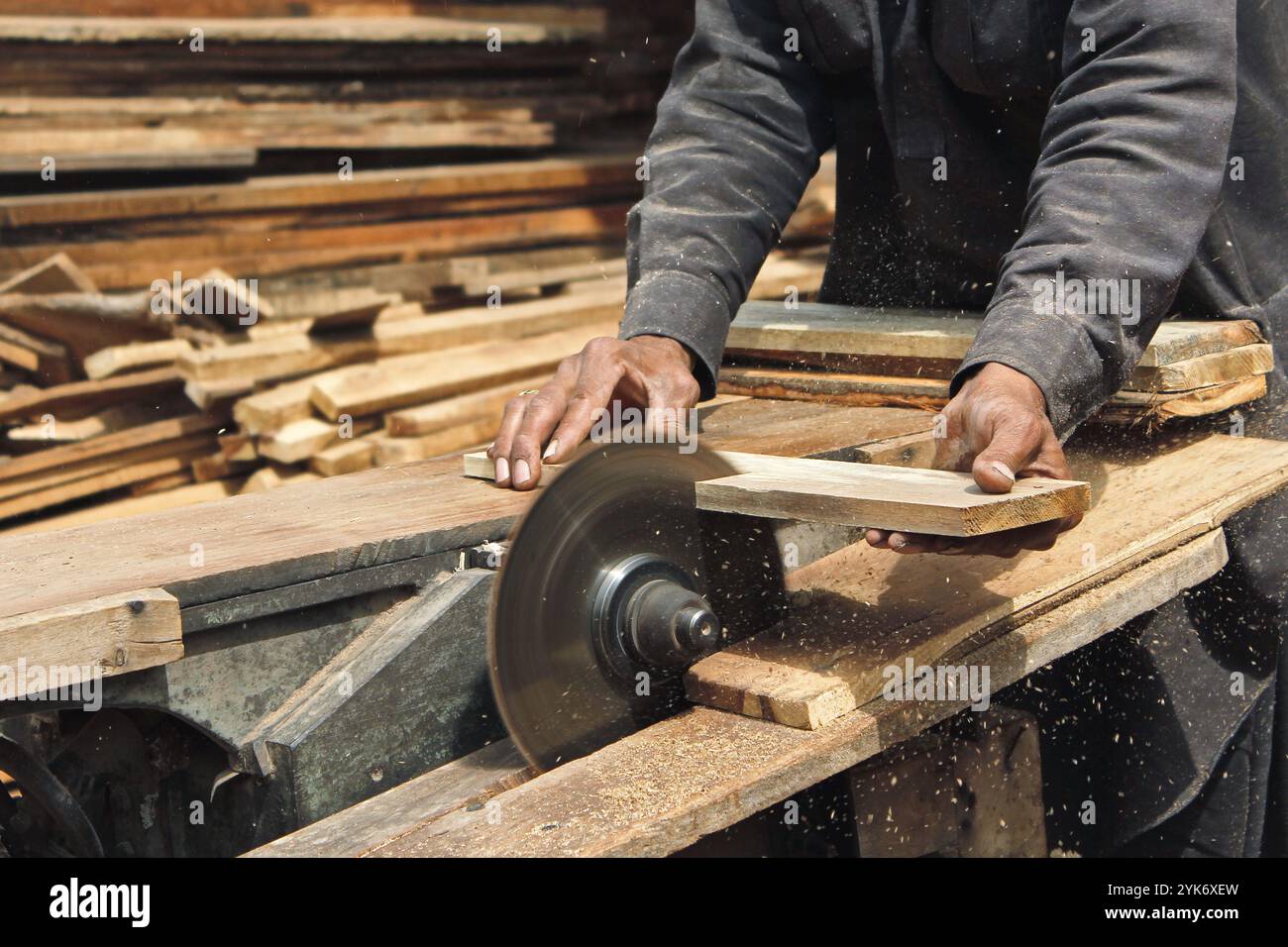 man cutting wood with table saw Stock Photo - Alamy
