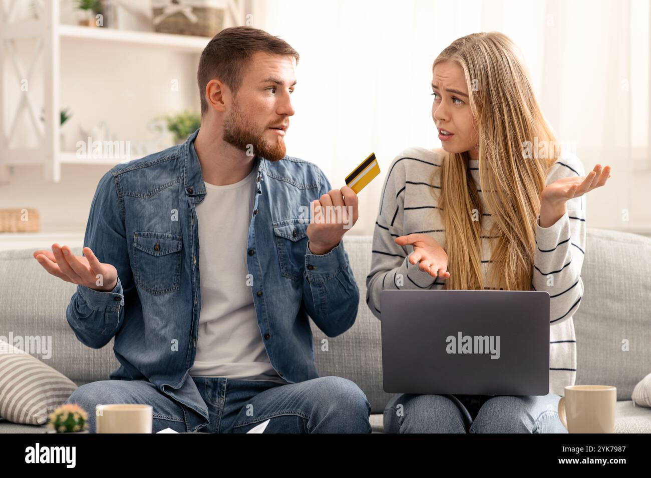 Issue shopping online hi-res stock photography and images - Alamy
