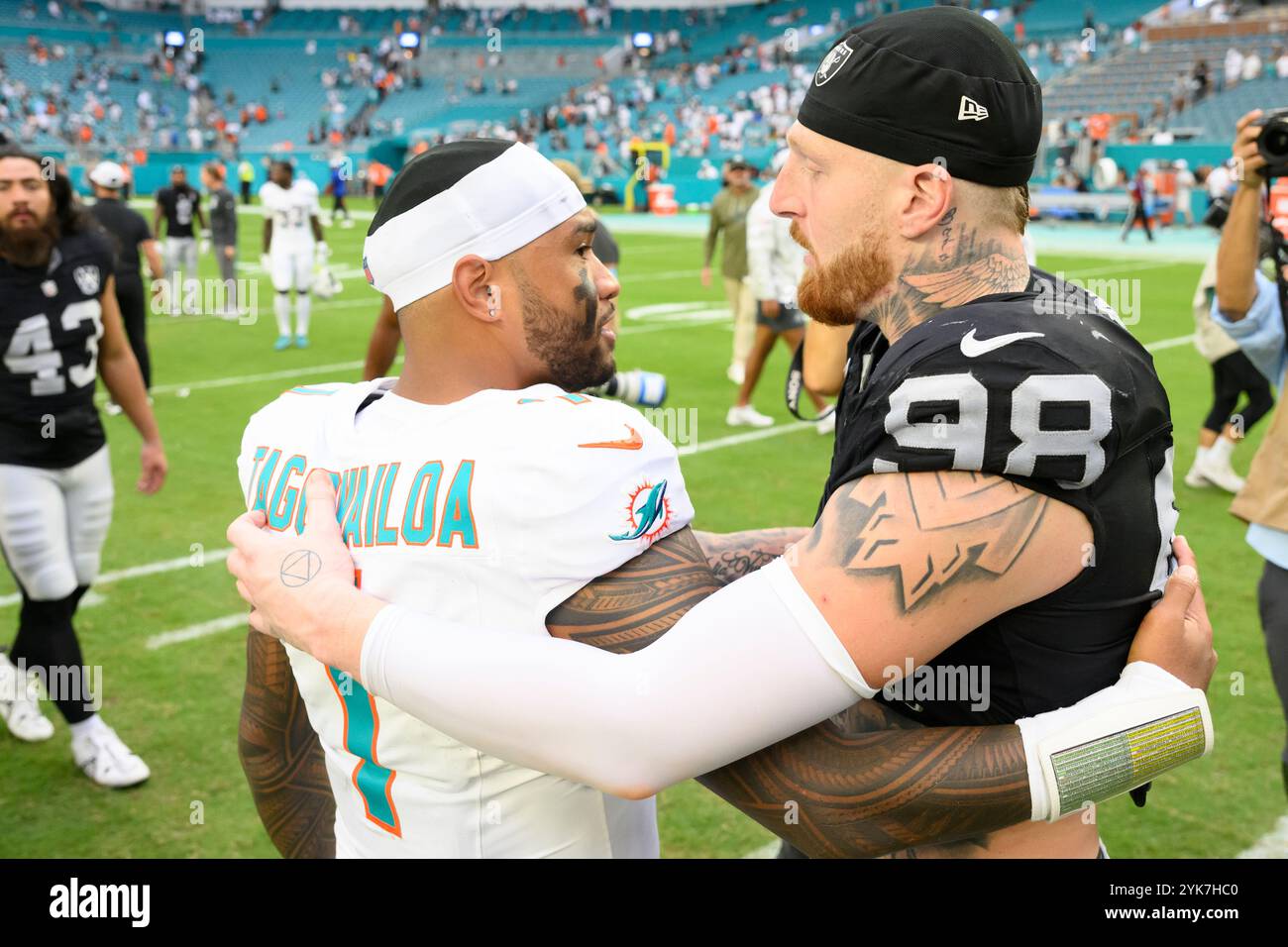 Las Vegas Raiders defensive end Maxx Crosby (98) and Miami Dolphins ...