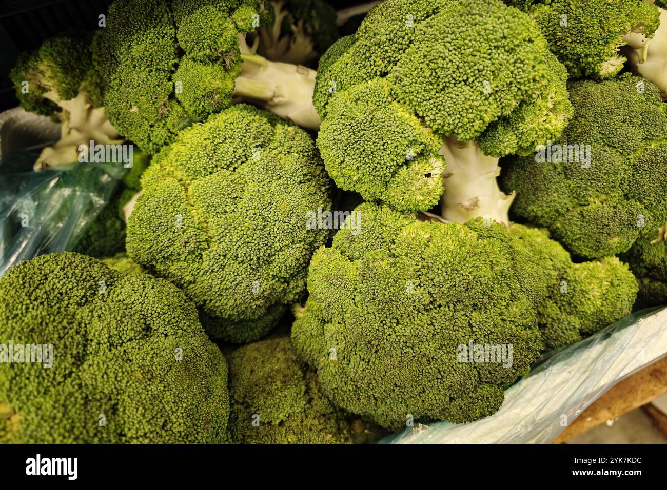 Pile of broccoli florets on market stall close-up Stock Photo - Alamy