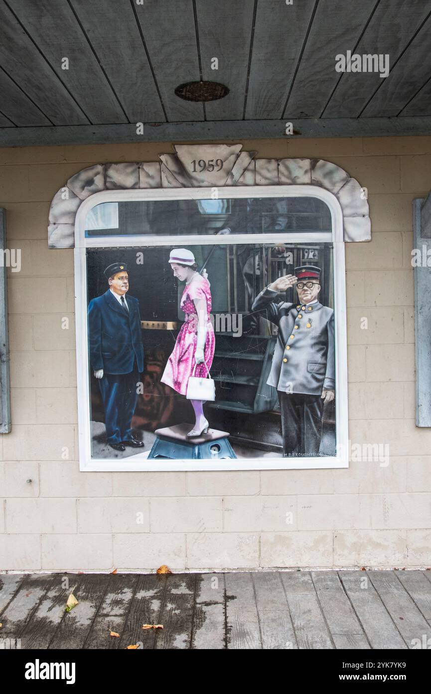 Historic mural of Windsorites cheer Queen Elizabeth II in 1959 at ...