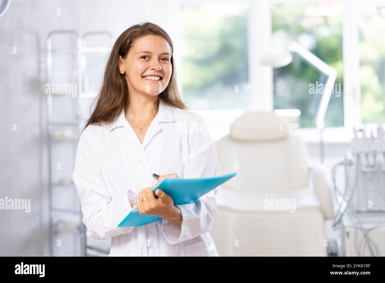 cosmetic specialist efficiently manages Stock Photo - Alamy cosmetic specialist efficiently manages Stock Photo - Alamy