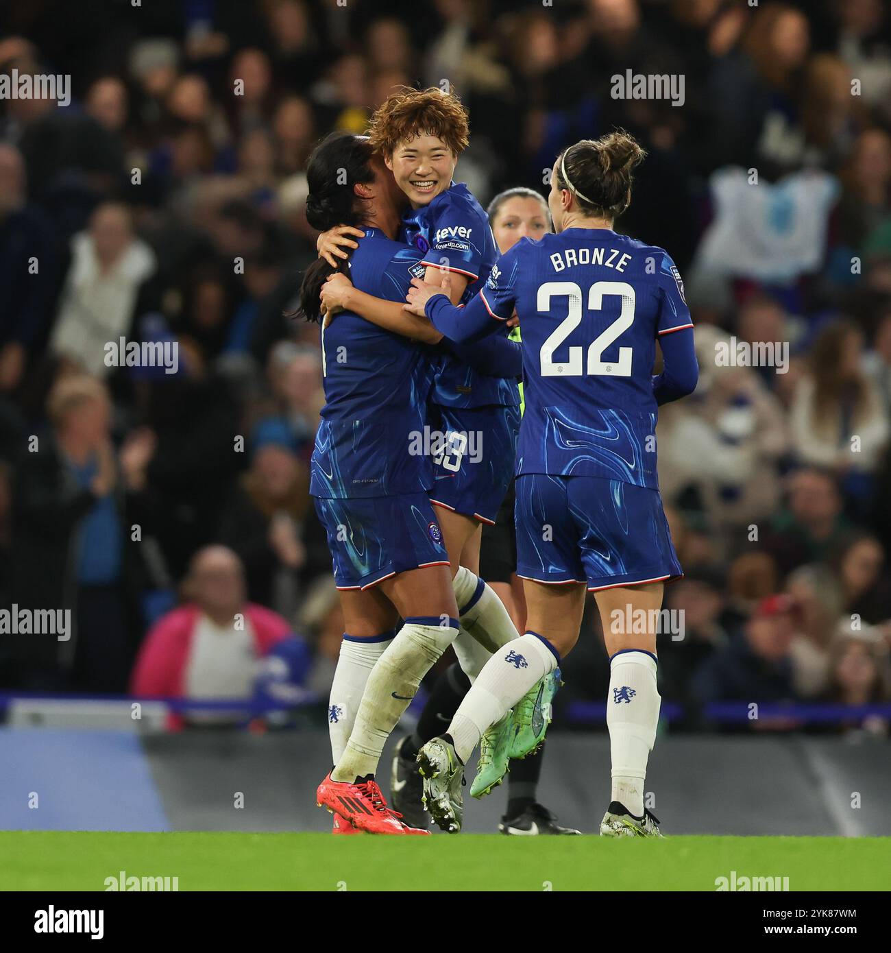 London, UK. 17th Nov, 2024. Mayra Ram'rez of Chelsea Women scores to ...