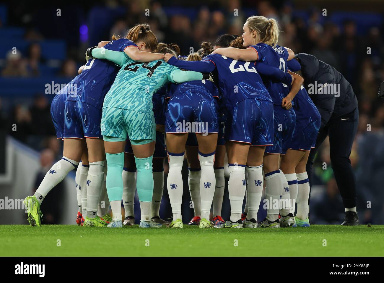 London, UK. 17th Nov, 2024. Chelsea players huddle before kick off ...