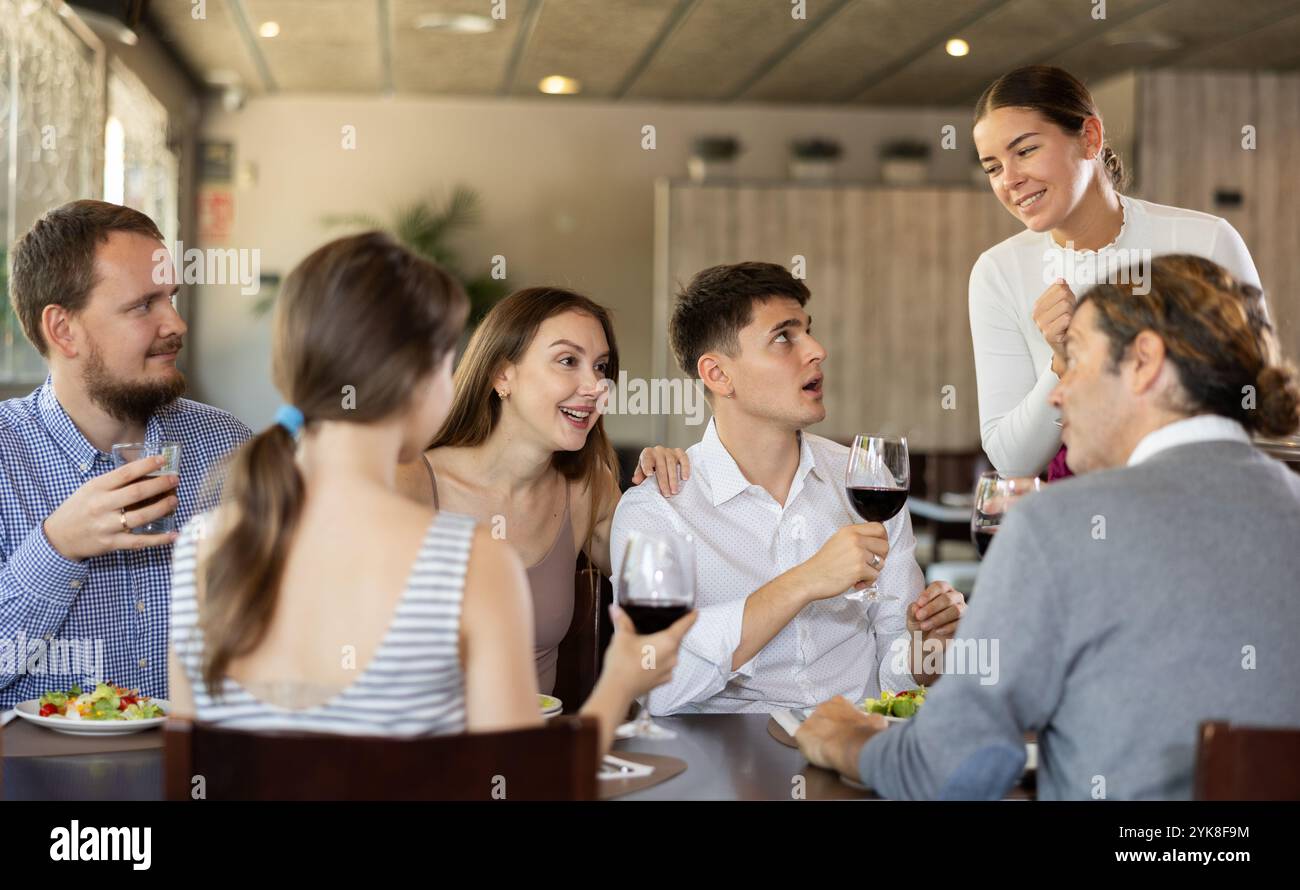 Waitress takes order from group of friends Stock Photo - Alamy