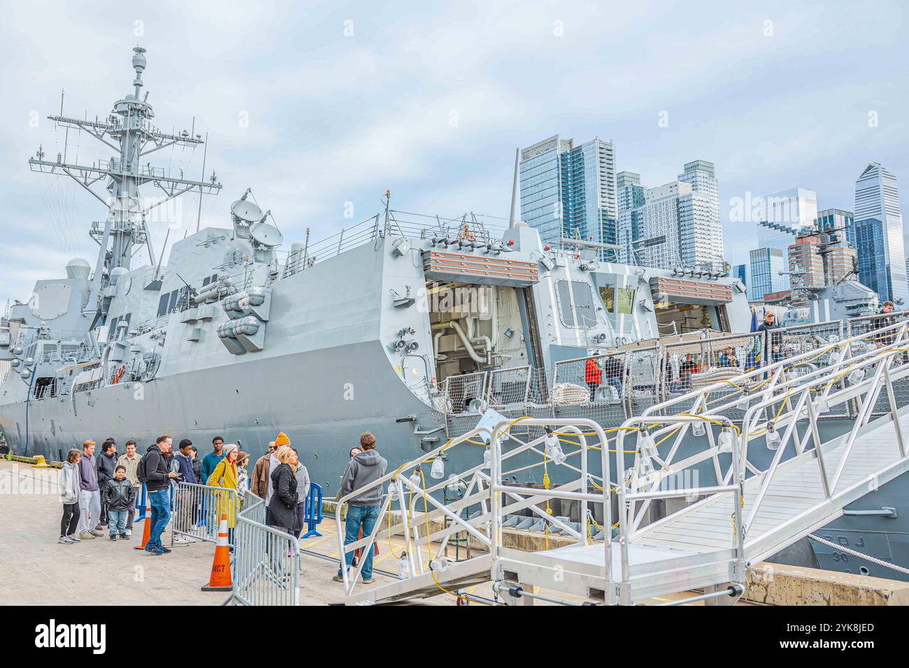 Sailors aboard the Arleigh Burke-class guided-missile destroyer USS ...