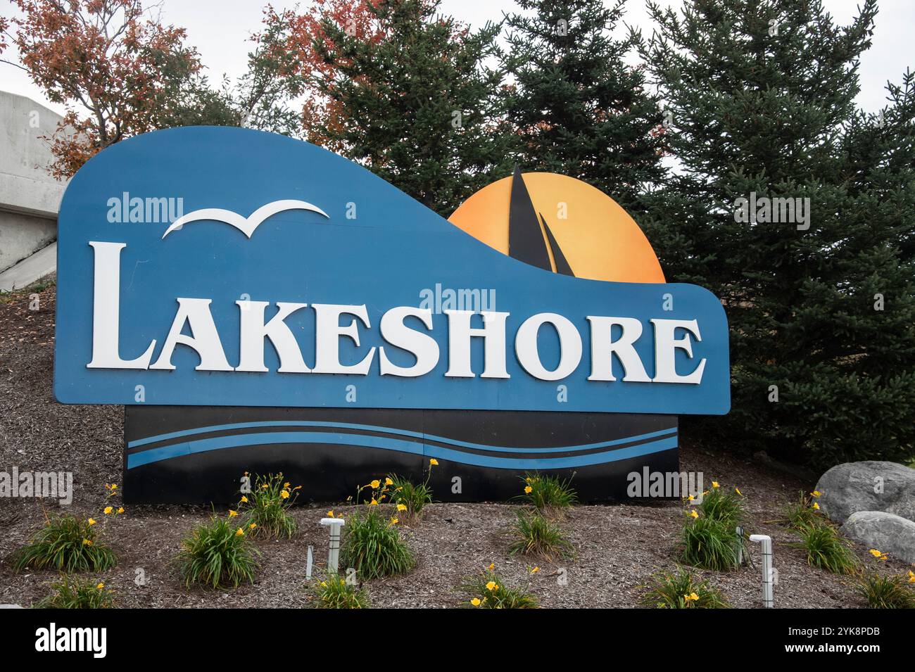 Welcome to Lakeshore sign on 401 in Ontario, Canada Stock Photo - Alamy