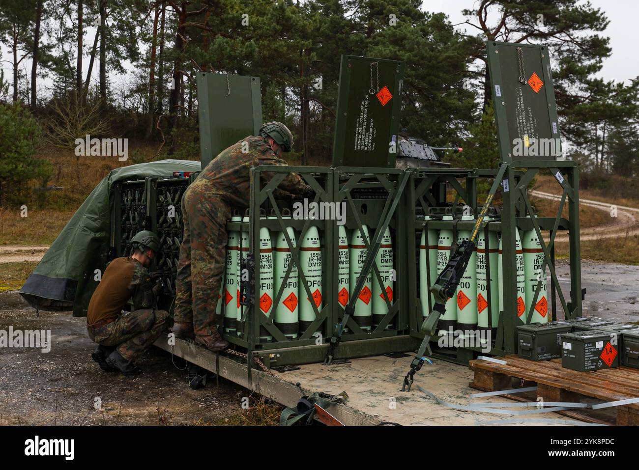 155mm he rounds hi-res stock photography and images - Alamy