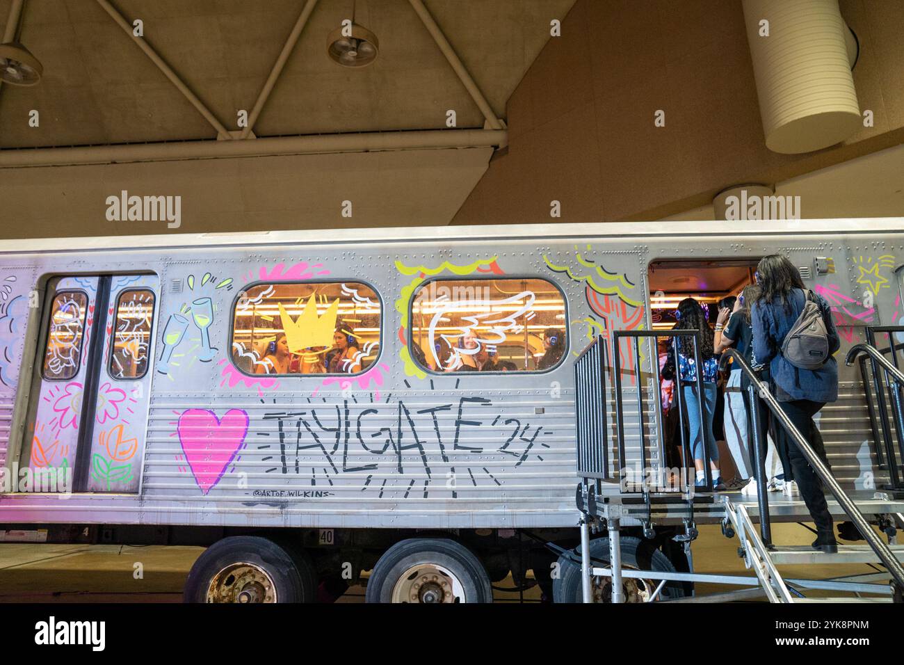 Swifties silent dance party on TTC (Toronto Transit Commission) subway ...