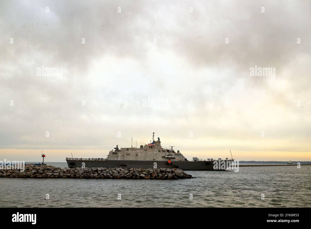 USS Beloit (LCS 29) arrives in Milwaukee for its commissioning ceremony ...